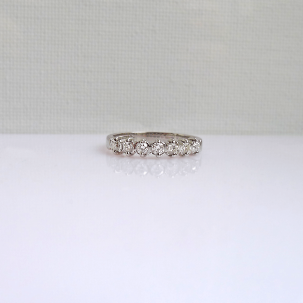 18ct Gold Brilliant-cut Diamond Seven Stone Ring ⋆